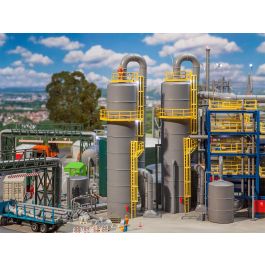 Kolonne mit Rohrleitungen